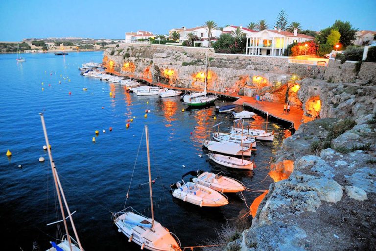 ES CASTELL » Qué ver y hacer en este pueblo con encanto