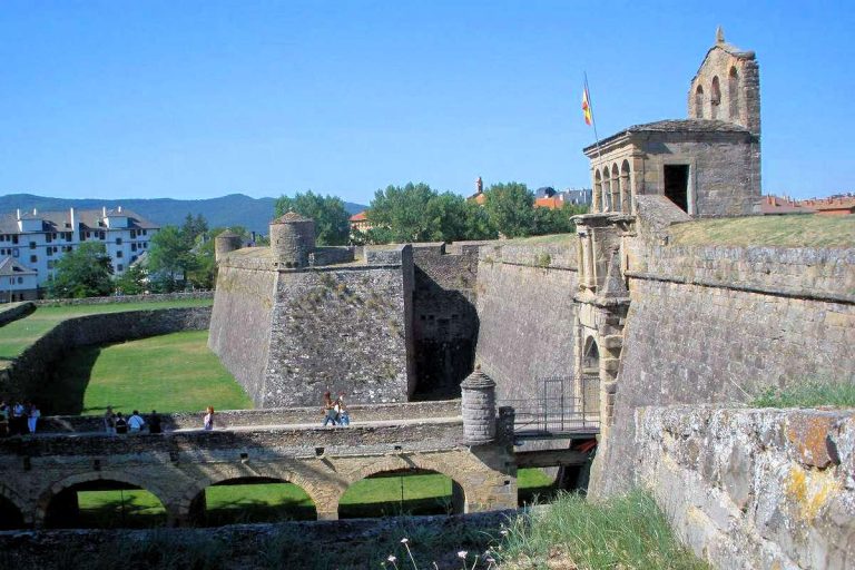 JACA » Conocido como la Perla del Pirineo, un pueblo que debes visitar