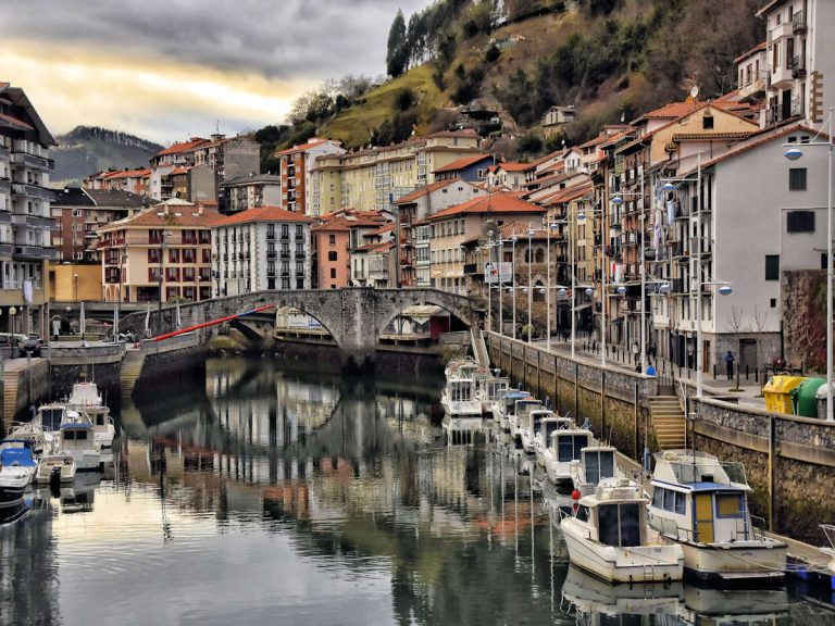 AREATZA » Una pequeña villa medieval pie de del monte de Gorbeia