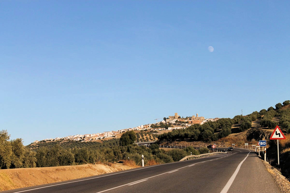 ESPEJO » Qué ver y hacer en este interesante pueblo blanco